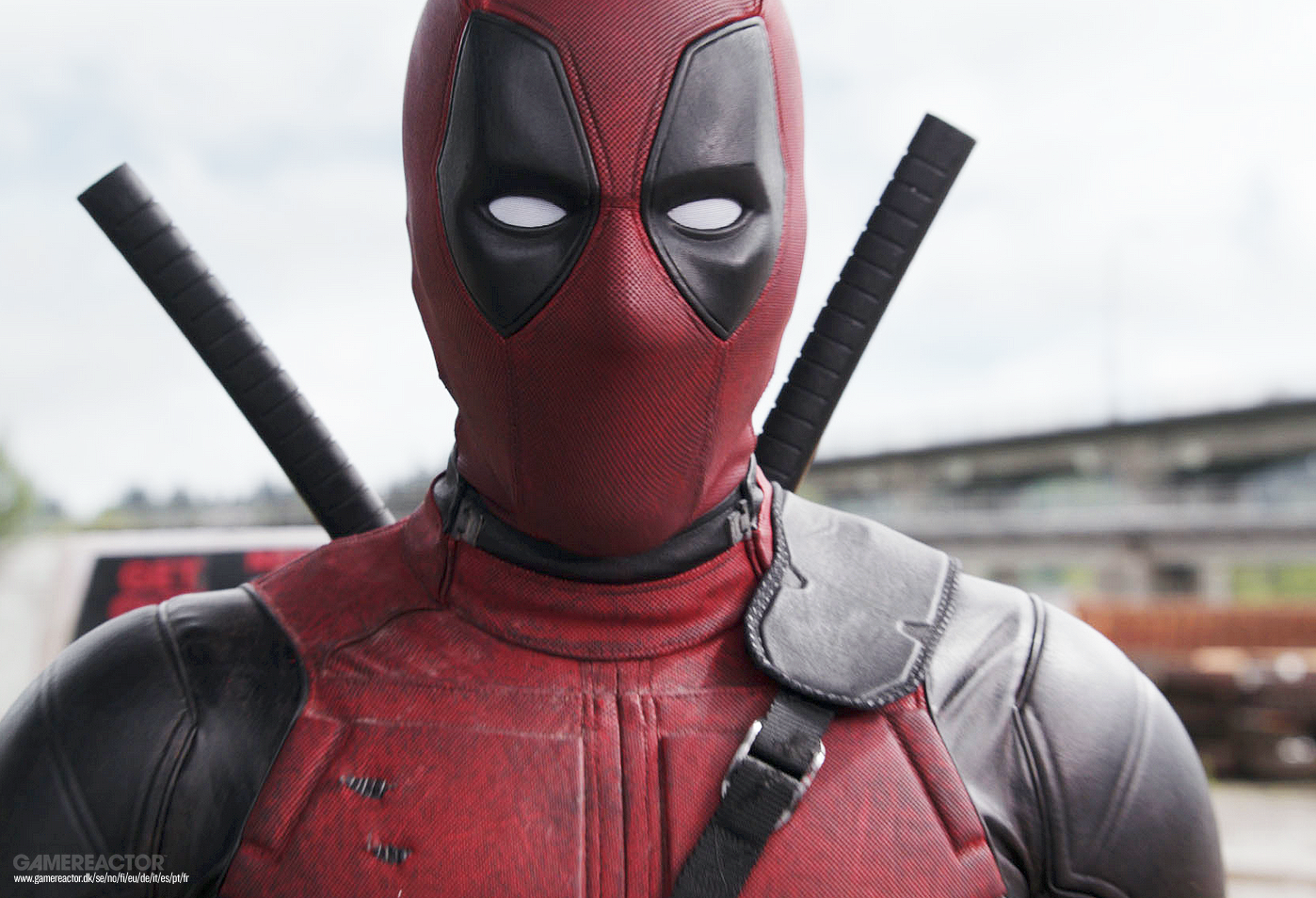 Ryan Reynolds mostra il nuovo costume di Deadpool - Deadpool ...