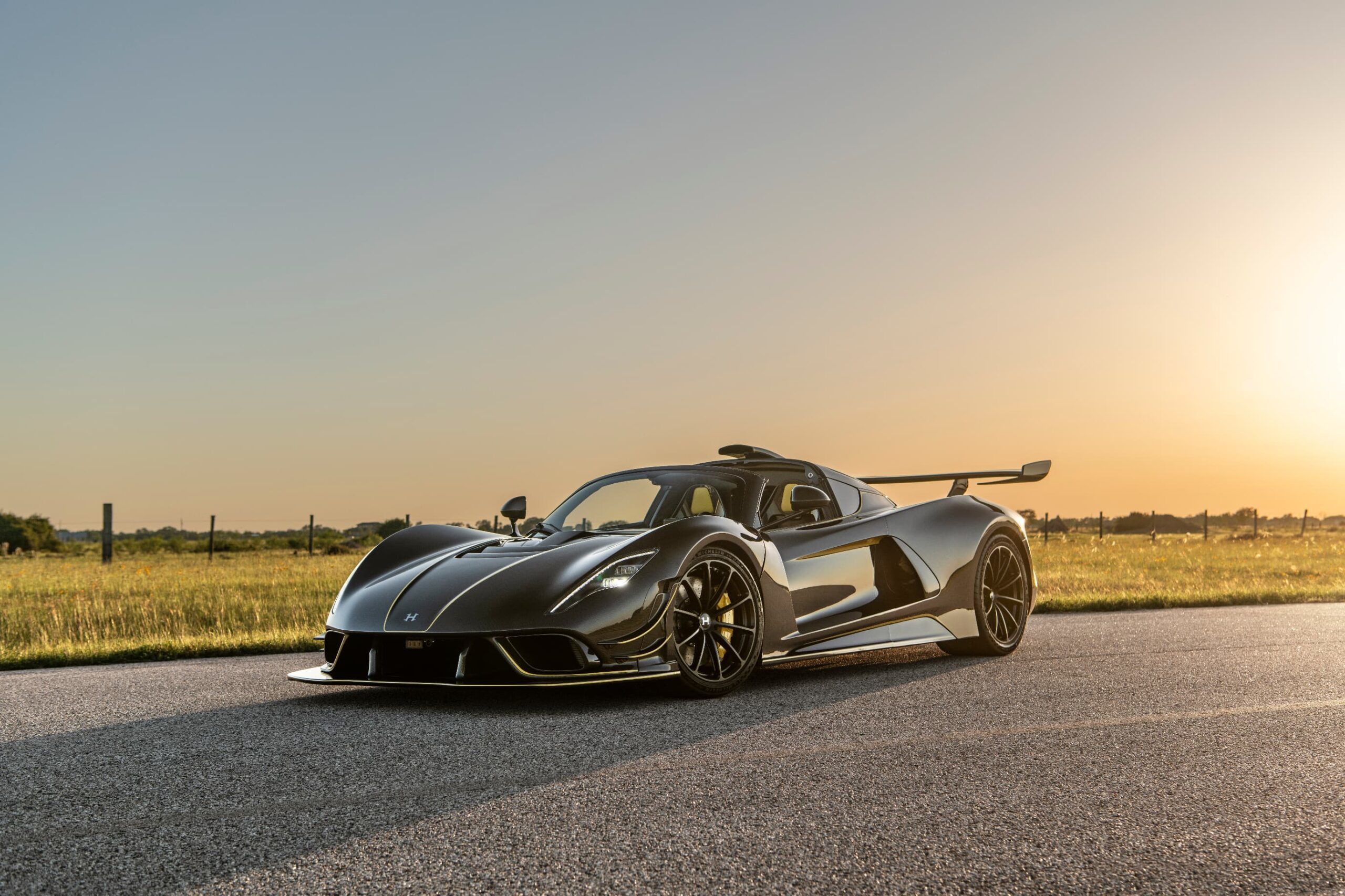 Hennessey presenta Venom F5 Revolution Roadster in carbonio nudo ...
