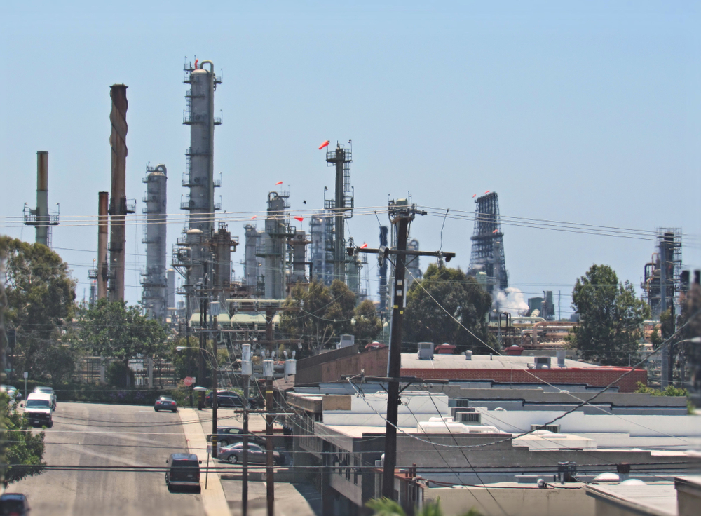 Un enorme incendio colpisce la raffineria Chevron di Los Angeles ...