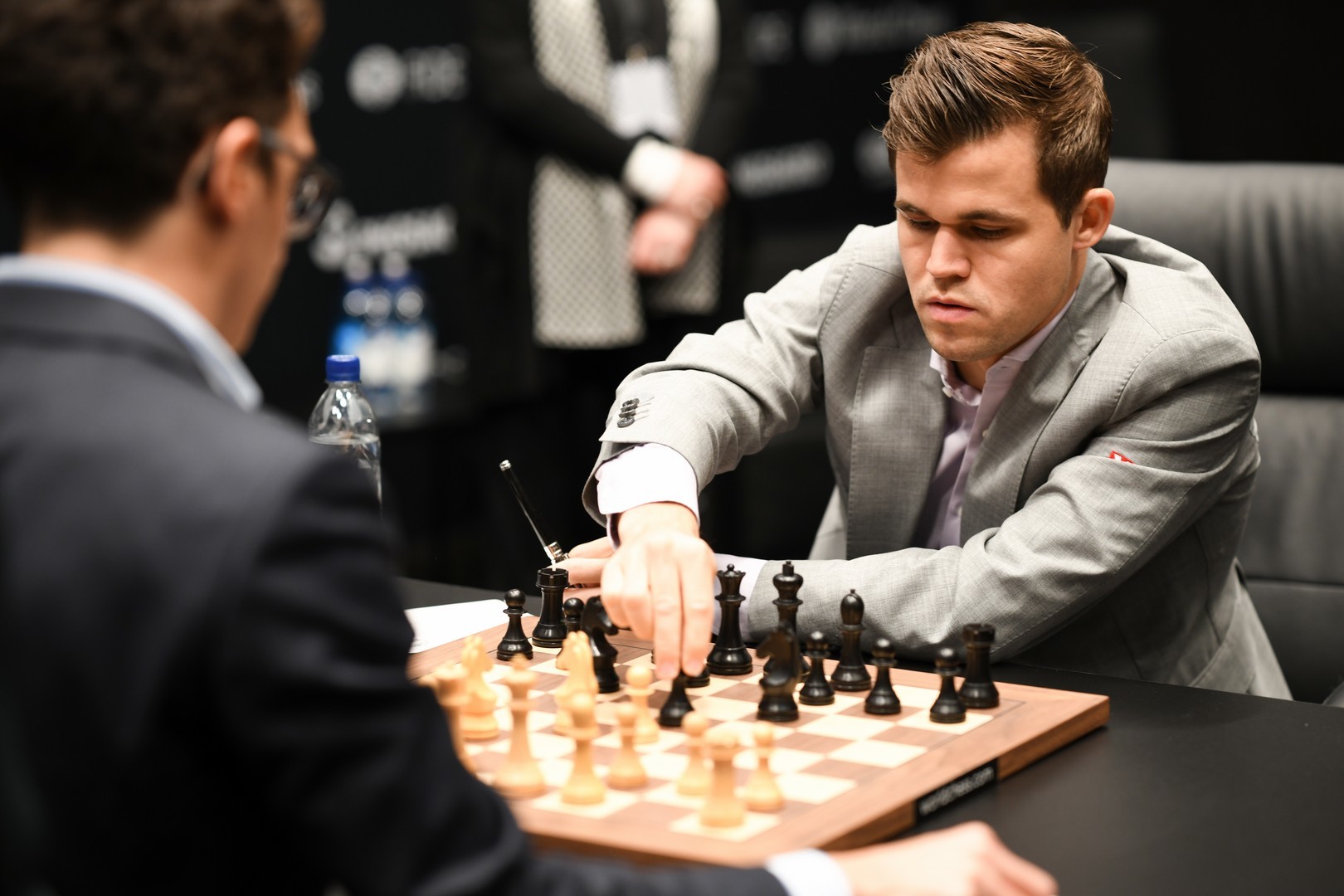 Magnus Carlsen promette di indossare "jeans più aderenti" dopo che la ...
