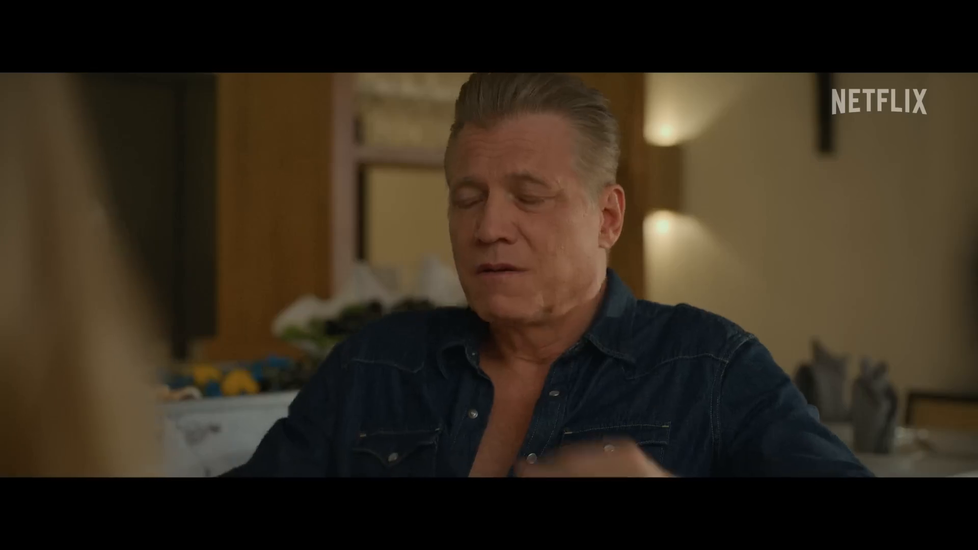 Topher Grace interpreta un amichevole signore della droga di quartiere ...