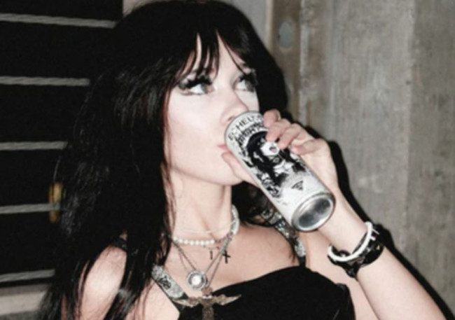 La bevanda energetica Goth Girl Spit si esaurisce quasi all'istante ...