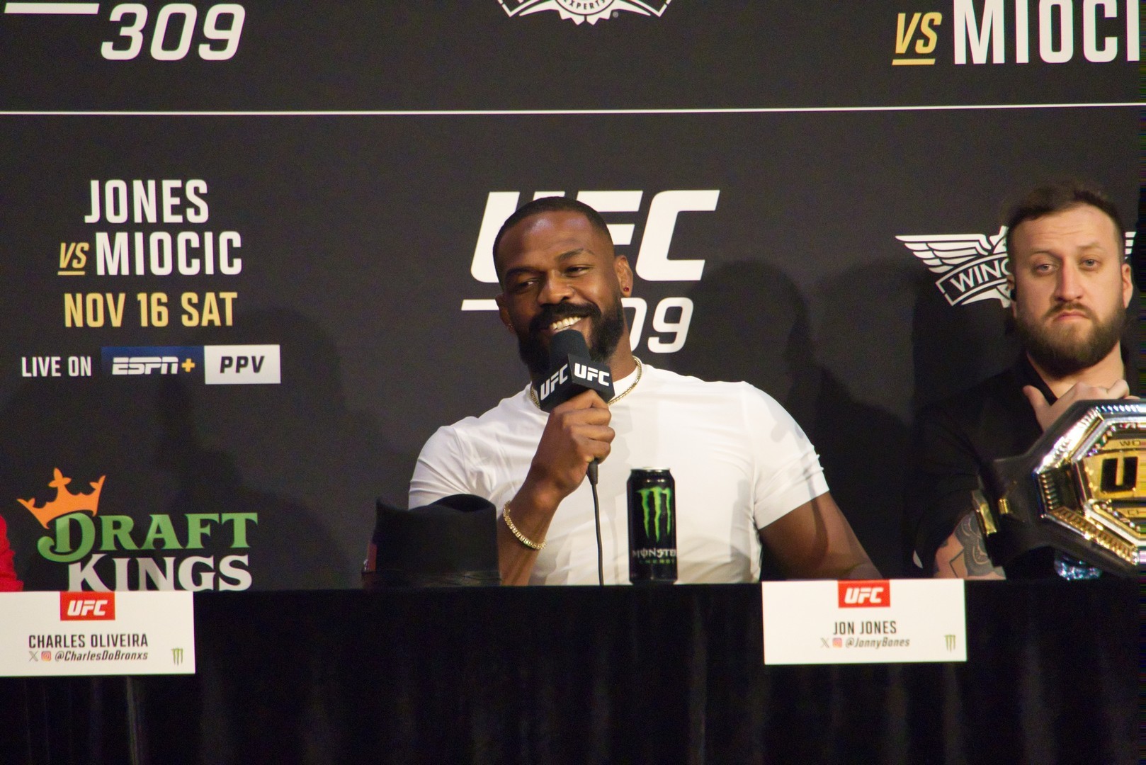 Jon Jones, combattente UFC recentemente in pensione, annuncia il ...