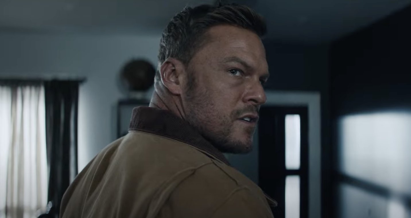 Alan Ritchson risponde alle affermazioni di Reacher "dad TV"