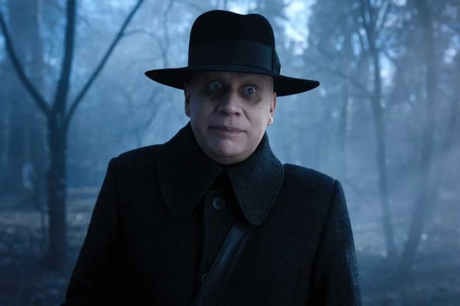 Il nuovo trailer di mercoledì rivela lo zio Fester per la prima volta ...